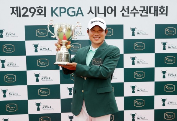 [제29회 KPGA 시니어 선수권대회] FR. 김영우, 프로 데뷔 첫 승… 그랜드시니어 부문에서는 이부영 우승